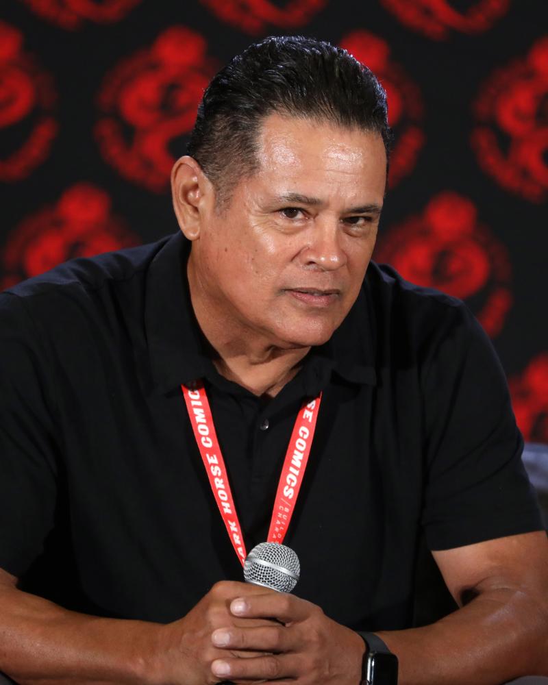 Vrouwen klagen acteur Raymond Cruz aan om waterspetters / Nieuws | FOK.nl